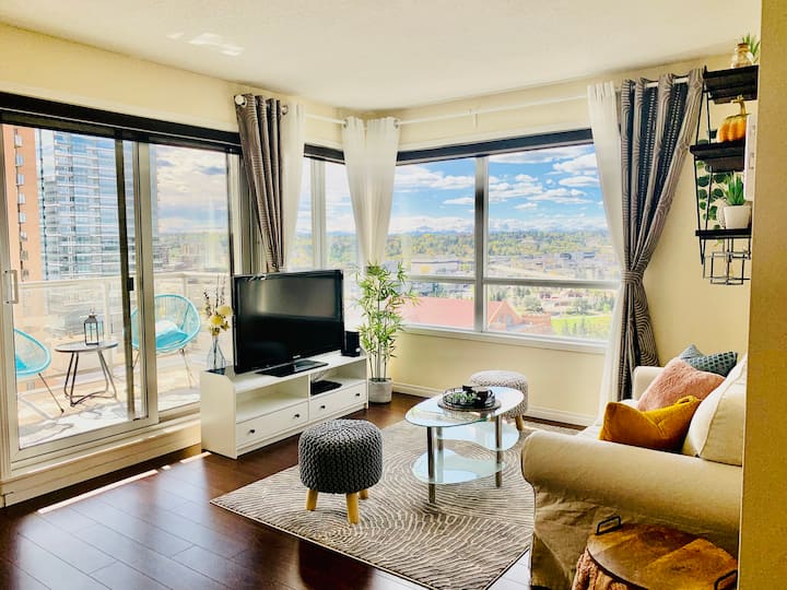 Cozy 950sf 2br+2ba, Ac*gym*parking*city& Mtn View - Calgary