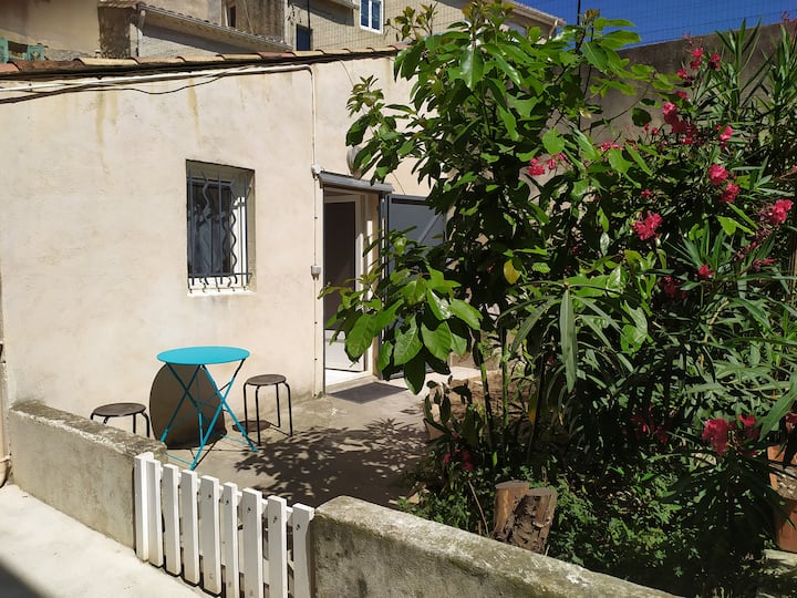 Nîmes Centre, Studio Climatisé Avec Jardinet. - Nîmes