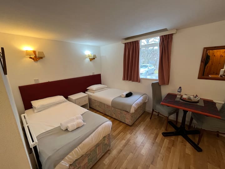 Beautiful Kingussie - Twin Bedroom - Hotel Grounds - Kingussie