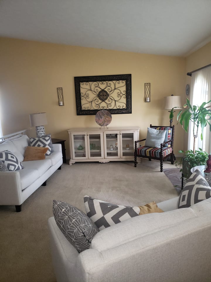 Esmie's Place 
4 Bedrooms, 2 Living, 2 Dining, 2 And 1/2 Baths.
Perfectly Centralized Between Dallas And Ft Worth. - Arlington, TX