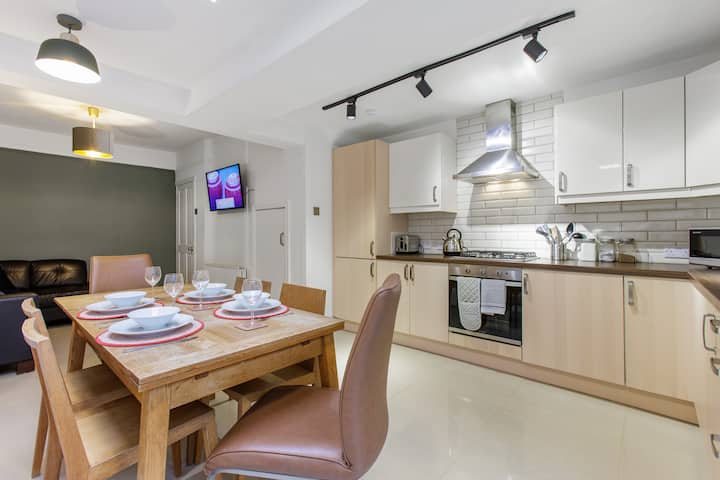 City Centre Mid-terrace Townhouse, Lisburn Rd Area - Belfast