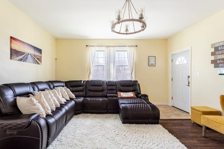 Gorgeous Large Bedroom With Mini Fridge - Port Jervis, NY