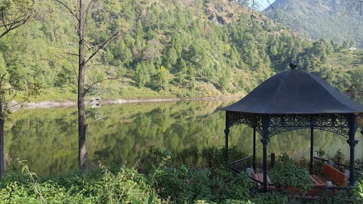 Lovely 2 Bedroom Lakeside Condo With Free Parking - Kaladhungi