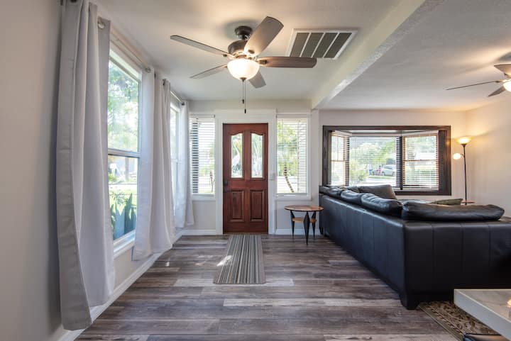 Dunedin Downtown Getaway - Dunedin, FL