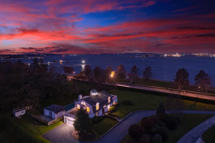 Beautiful Harbor View 4-bedroom Home/inground Pool - 뉴포트