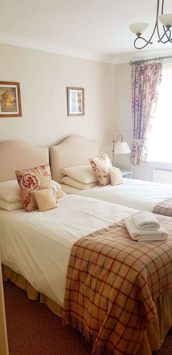 Cosy Garden Cottage Style Flat With Patio Views - Grange-over-Sands