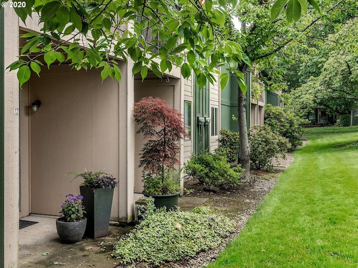 Cedar Hills 2 Bedroom With Nature-inspired Decor - Portland, OR