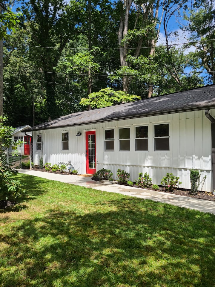 Charming 2-bedroom Cottage Minutes From Downtown - Asheville, NC