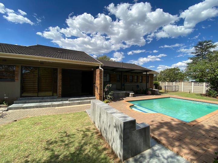 Urban Oasis: Relax By The Pool - Sasolburg