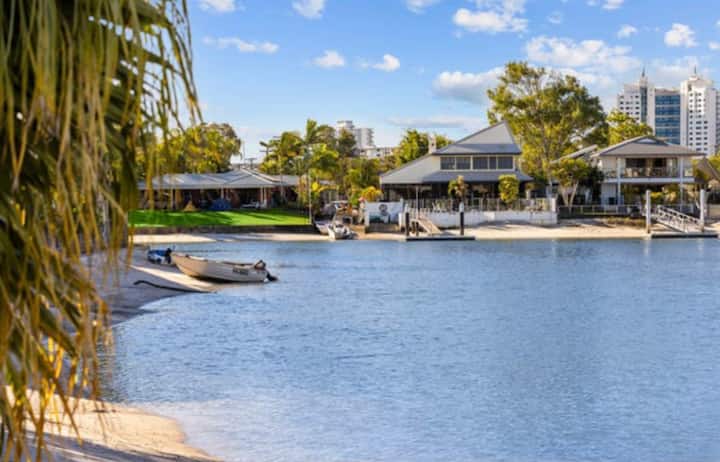 3 Bedroom Waterfront Mooloolaba Home - Alexandra Headland