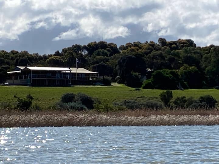 Lake House(16p+), Lake Access, Large Deck & Jetty - Hindmarsh Island