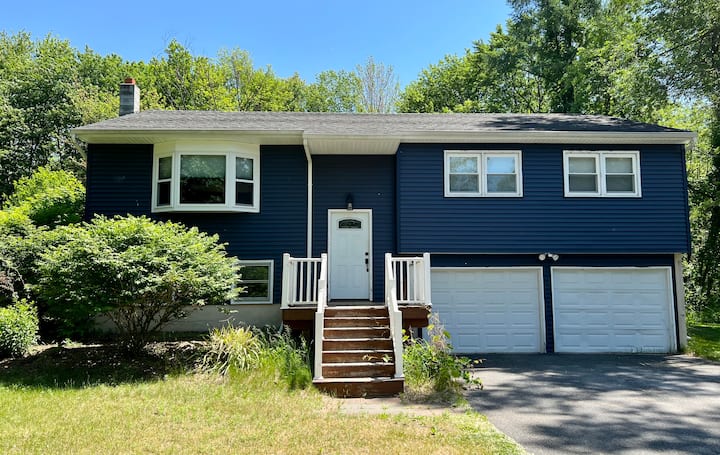 Bright Open Floor Plan 4 Bedroom/2 Bathroom Home - Saratoga Springs, NY