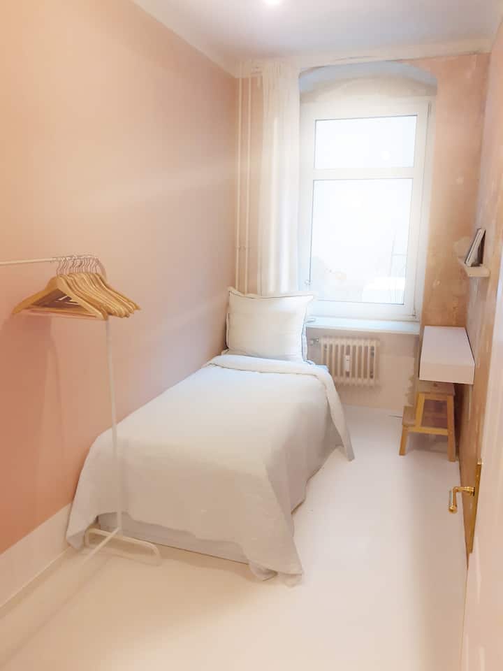 Quiet Room With Access To Sunny Garden In Neukölln - Berlin
