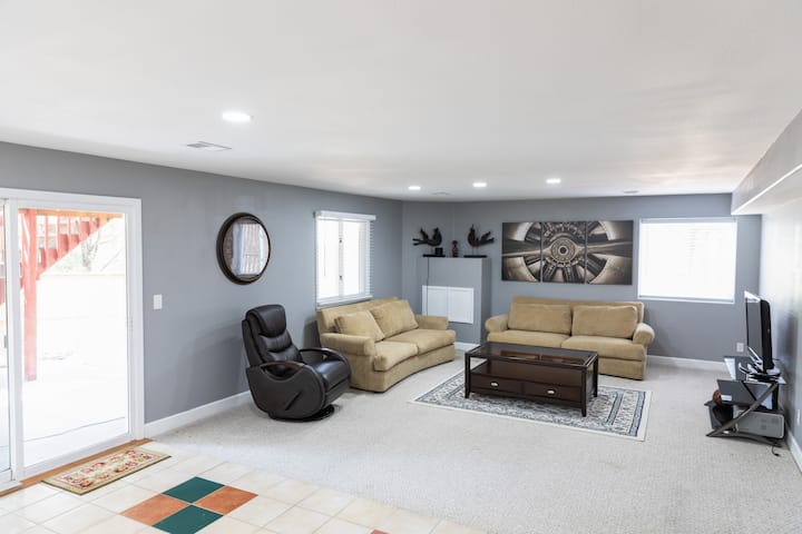 Private Comfortable Spacious Suite. - Highlands Ranch, CO