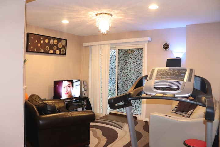 Cozy 1 Bedroom Suite In Prestigious Panorama Hills - カルガリー