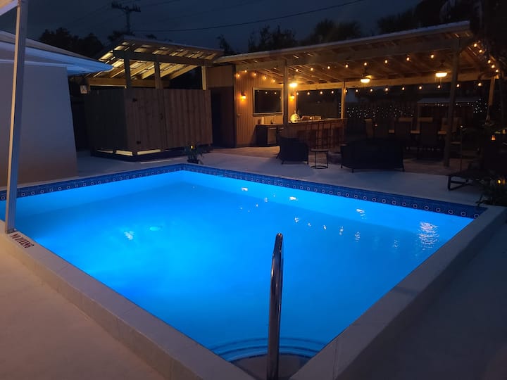 Pura Vida! Pool With Outdoor Kitchen & Bath - Merritt Island, FL