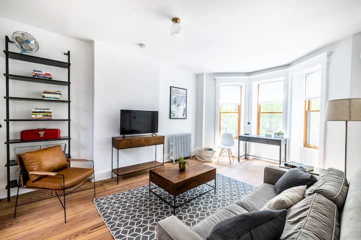Spacious, Sunlit Limestone 1 Br - Brooklyn