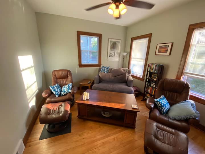 Charming 2 Bedroom  Apartment W/private Entrance - Columbia Beach, IL