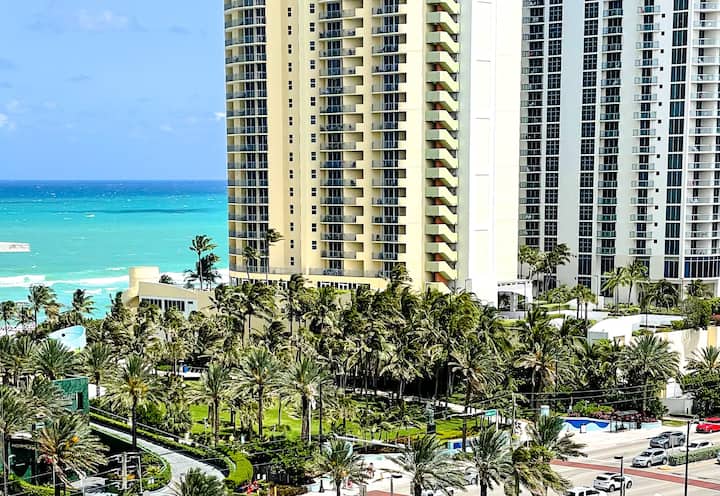 Oceanview 3b2b Condo By The Beach - Sunny Isles Beach, FL