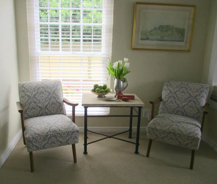 Charming 2-roomed Unit With Patio Close To Town - Hermanus