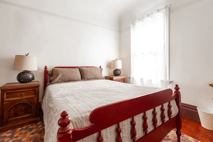 (1) Large Sunny Bedroom, Close To Cal And Bart - Berkeley, CA