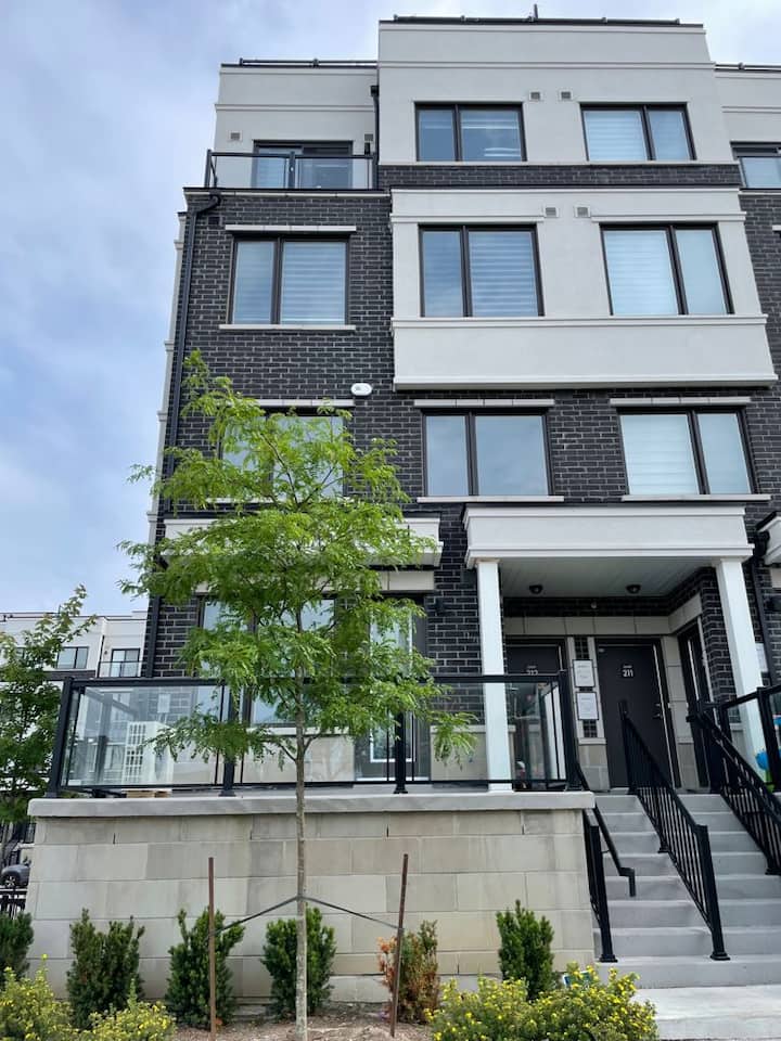 Cozy 2 Bedroom Townhome - Steps To Parks & Trails - Ajax