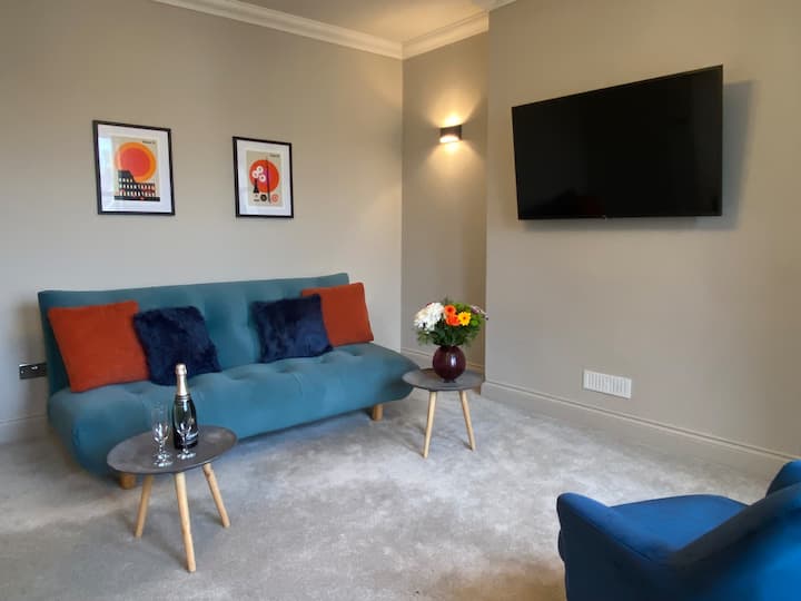 Stylish Two Bedroom Apartment Near Beach & Station - Hove