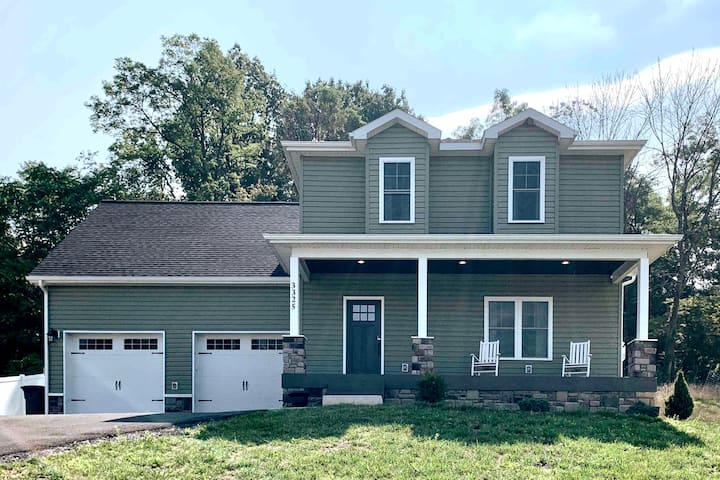 Spring Village Hilltop Retreat - Harrisonburg, VA