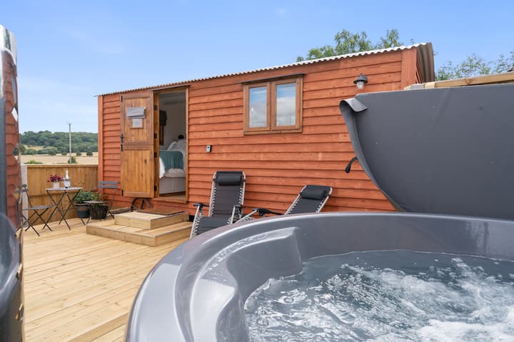 Outbak Shepherd's Hut & Hot Tub, Hailes, Cotswolds - Broadway