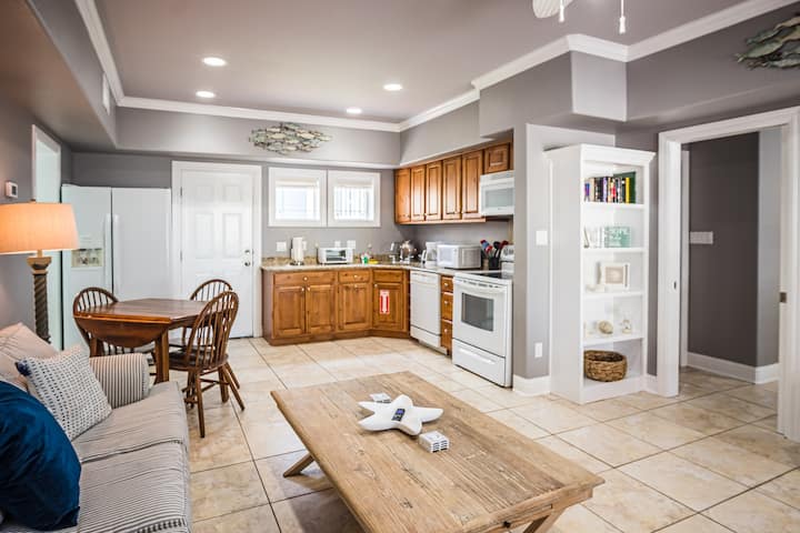 New! Two Bedroom Unit Steps To The Beach And Pool! - Port Aransas, TX