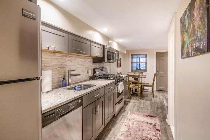 Charming 2br Apartment In Heart Of Dc With Parking - Washington, D.C., DC