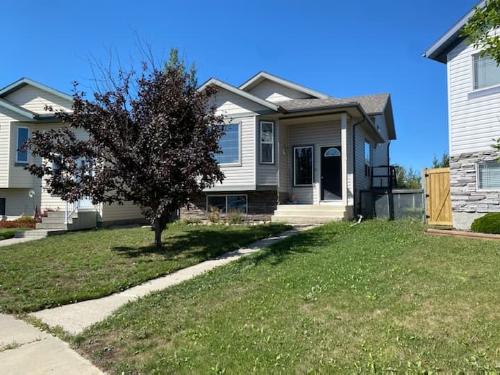 Home Away From Home.  3 Bedroom Modern And Cozy - Grande Prairie