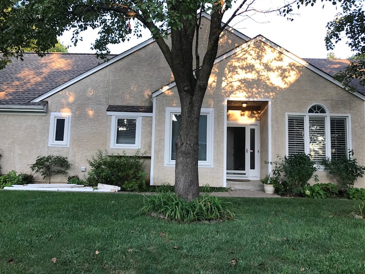 Premier 4 Bedroom Townhouse With Fireplace - Overland Park, KS