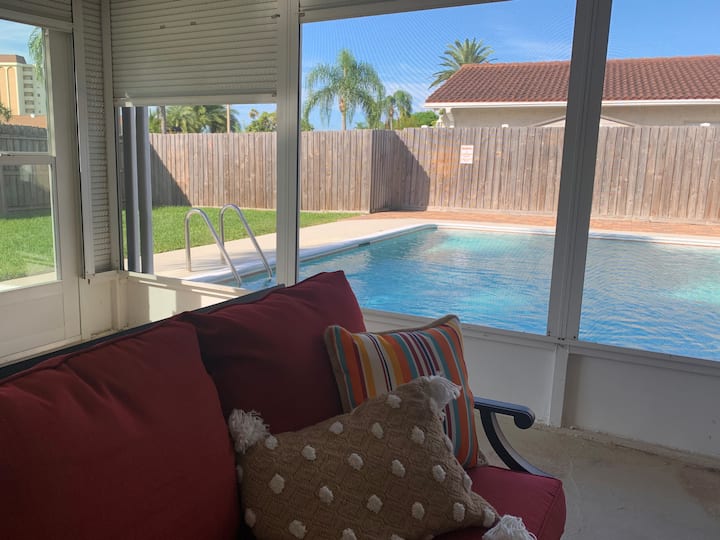 Spacious, Upscale Home W/pool. Minutes From Beach! - Madeira Beach, FL