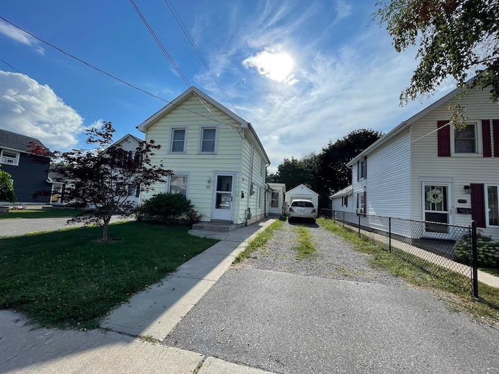 Luxurious 2 Bedroom Home By The Lake - Belleville