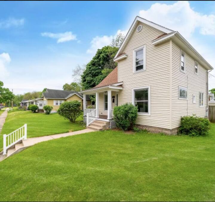 Comfortable 2-bed Home Less Than 4 Miles From Nd - South Bend, IN
