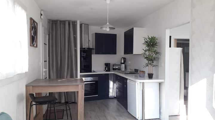 Saintes, Confortable T1, Avec Chambre Séparée. - Saintes