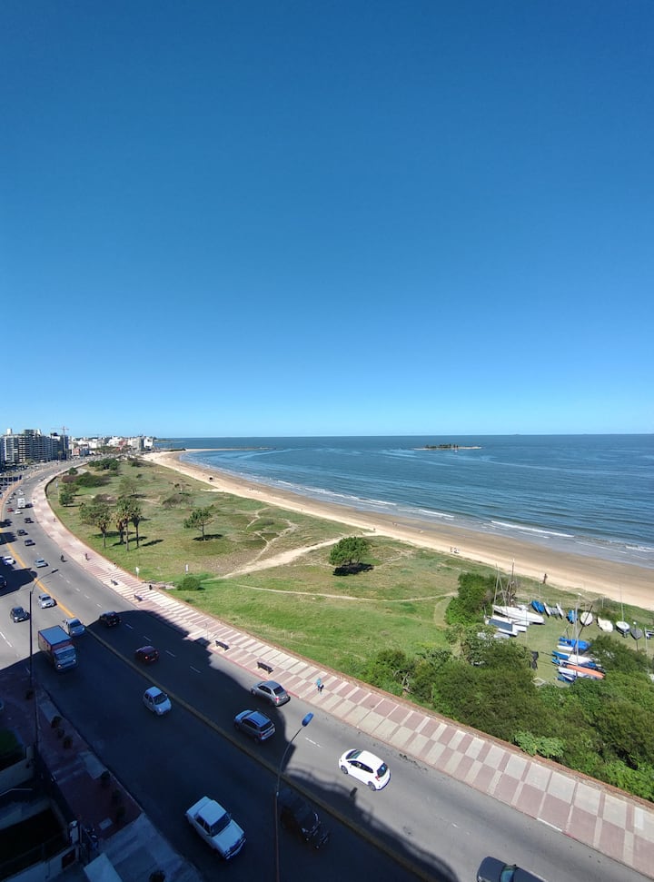 Apartamento C/ Vista Al Mar Sobre La Rambla De Mvd - Montevideo