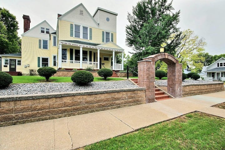 Cozy Hideaway - Fire Places, Jacuzzi & King Beds - La Crosse, WI