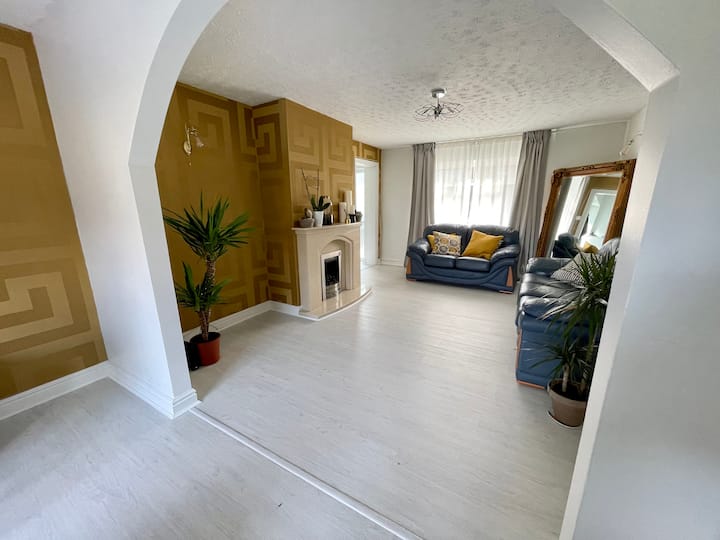 Spacious 3-bedroom Home With Indoor Fireplace - Liverpool