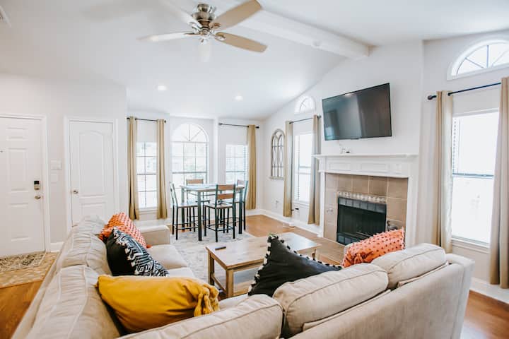 Cattle House - Soak In The Texas Hill Country Vibe - Circle C Ranch - Austin