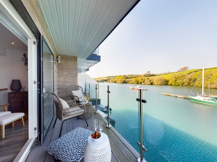 Water Fronted, Town House With Parking For 2 Cars - Kingsbridge