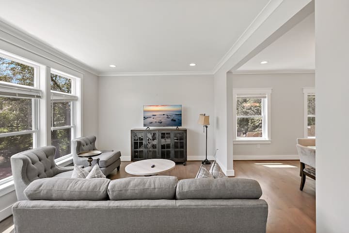 The Ultimate Luxury | Yard | Jacuzzi | Garage - Falls Church, VA