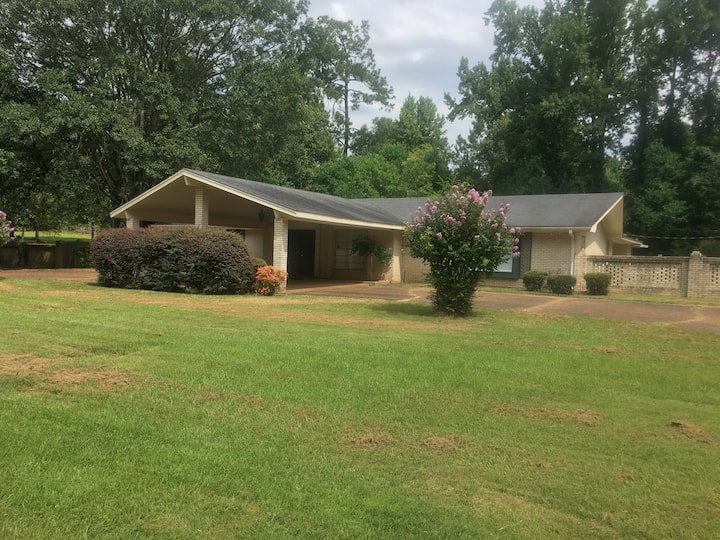Private Spacious Getaway Near Downtown Jackson - Jackson, MS