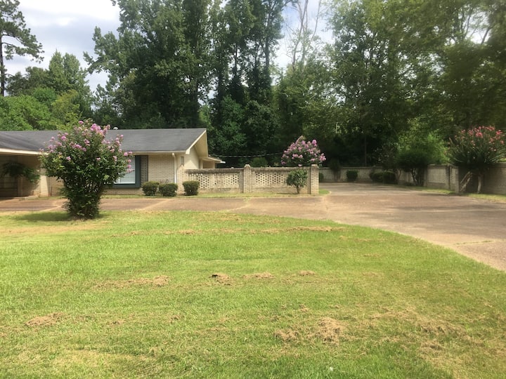Jackson Estate Very Spacious. Quiet Getaway - Jackson, MS