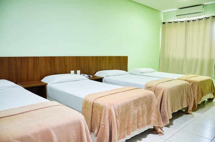 Quarto Quádruplo: 4 Camas De Solteiro. - Trindade