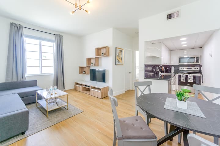 Chic And Cozy 1 Br/1bth Suite On Collins Ave - Miami Beach, FL