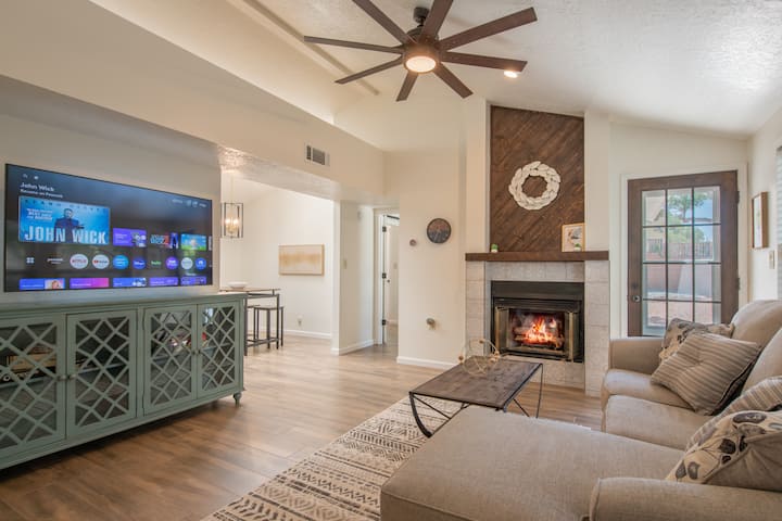 Relax In Comfort: Modern 2br Home, Great Location - Albuquerque, NM