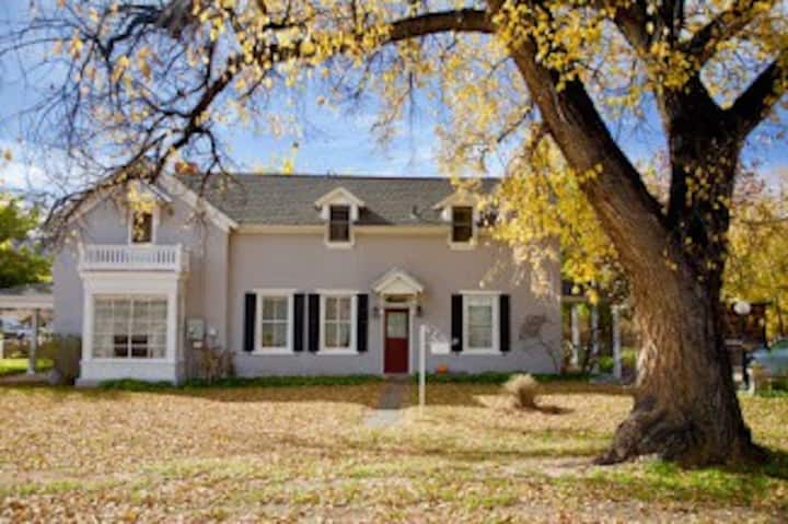 Historic Kanab Inn-5 Bed/5 Bath In Downtown Kanab - Fredonia, AZ