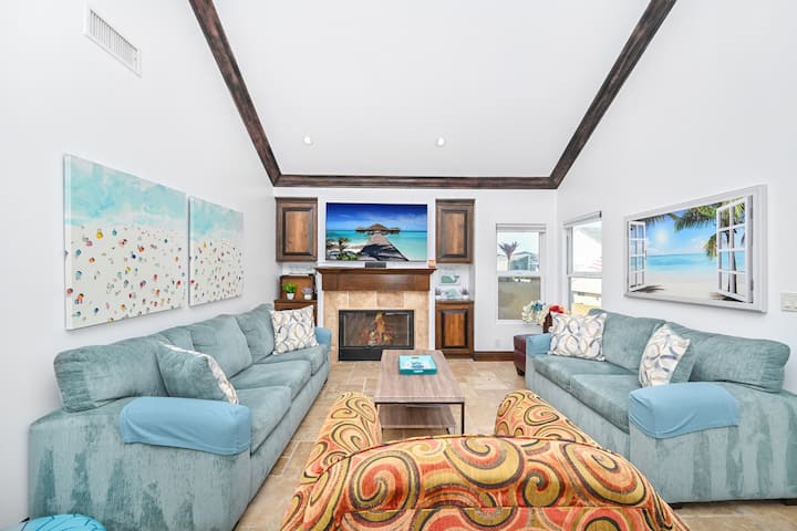 3 Bedroom Luxury Home Steps To The Beach And Bay - Newport Beach, CA